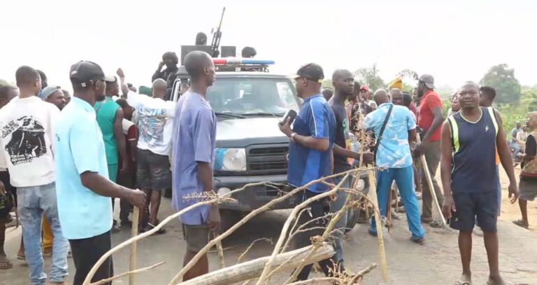 Ondo Youths Block Akure/Owo Highway Over Rising Insecurity - Trending News